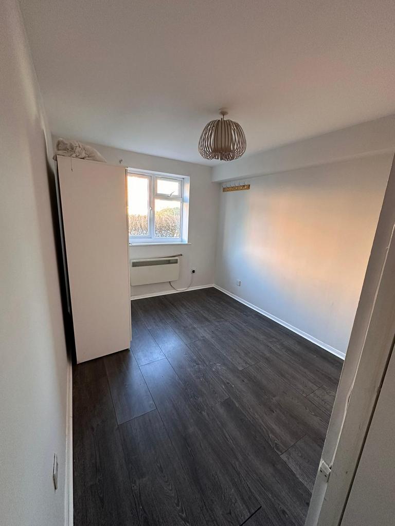 Burket Close Hounslow UB2 5NT 1 bed flat to rent - £1,350 pcm (£312 pw)
