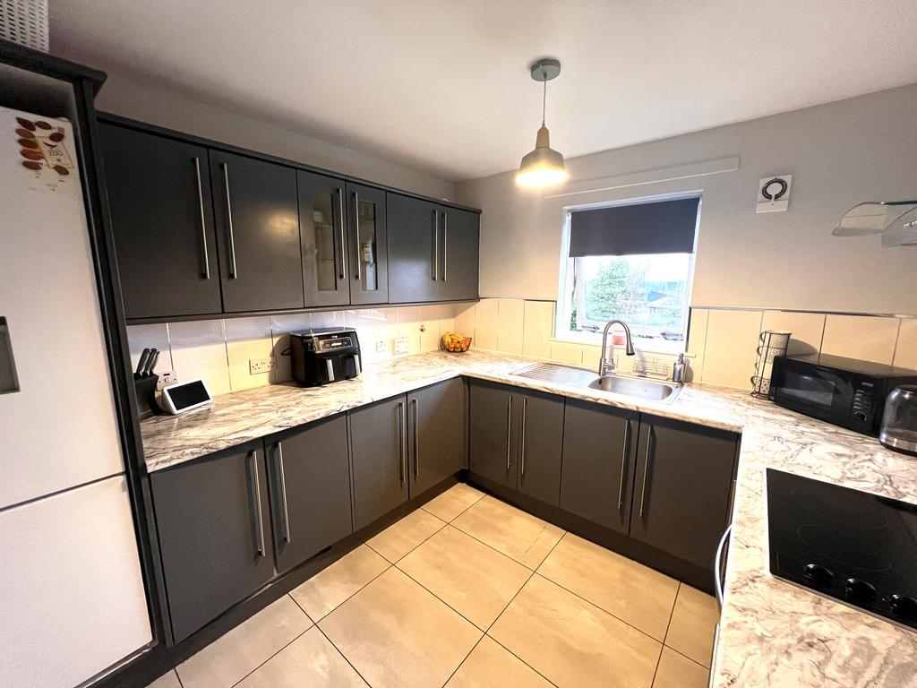 Strathaven Road, Hamilton ML3 2 bed flat - £77,000
