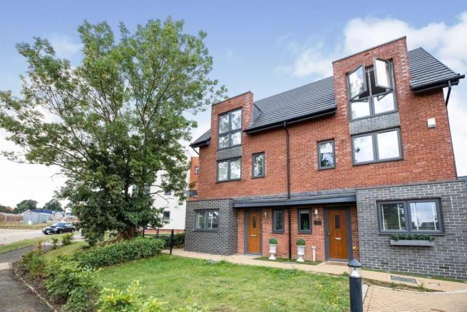 Newstead Way, Daventry... 3 bed semi-detached house - £315,000