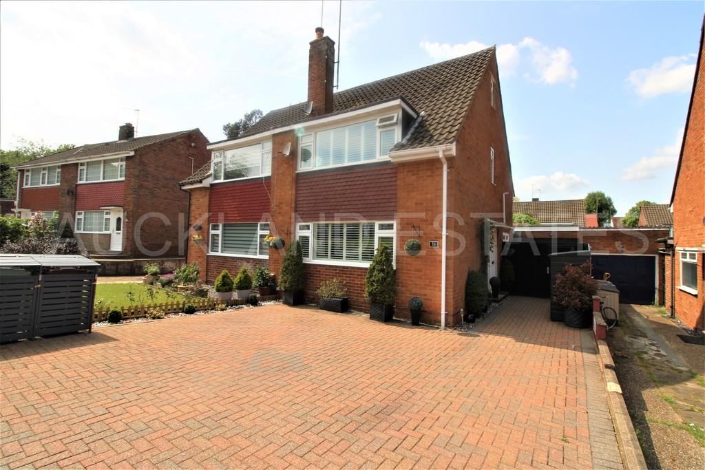 Robert Close, Potters Bar EN6 4 bed semi-detached house - £745,000