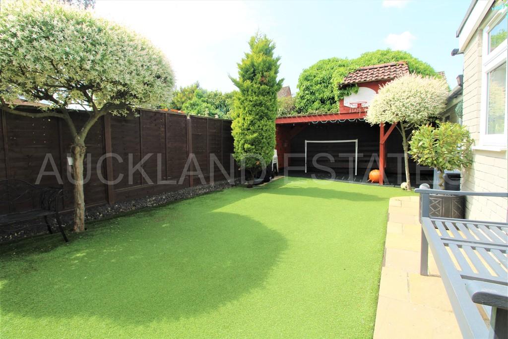 Robert Close, Potters Bar EN6 4 bed semi-detached house - £745,000