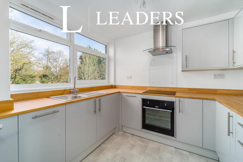 Trafalgar Drive, Walton, KT12 3 bed apartment - £1,825 pcm (£421 pw)