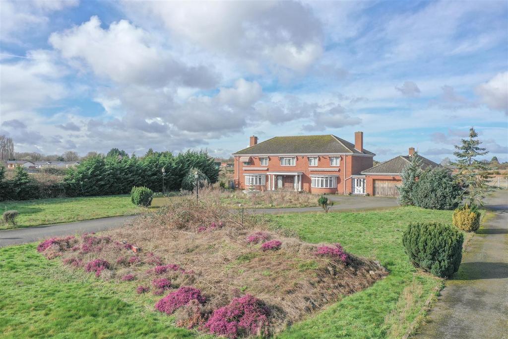 Turnpike Road, Red Lodge 4 bed detached house - £700,000