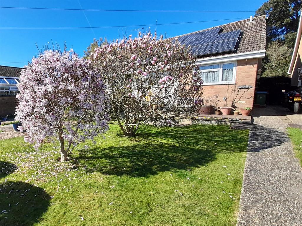 Ivy Close, Westergate 2 bed semi-detached bungalow - £315,000