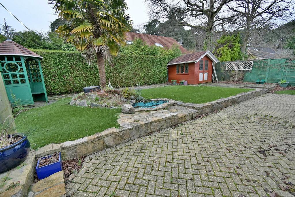 Everglades Close, Ferndown, BH22 3 bed detached bungalow - £475,000