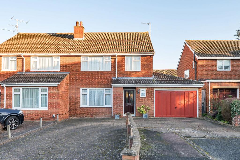 Alexander Road, Stotfold, Hitchin, SG5 3 bed semi-detached house - £475,000