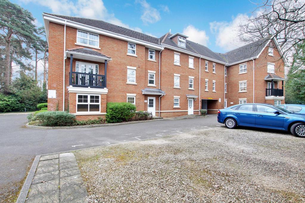 Jacobs Court, Crawley RH10 1 bed property - £1,100 pcm (£254 pw)