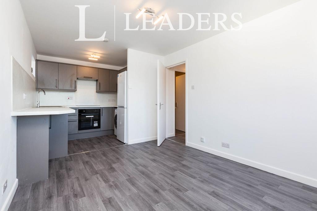 London Road, Sevenoaks, TN13 2 bed flat - £1,250 pcm (£288 pw)