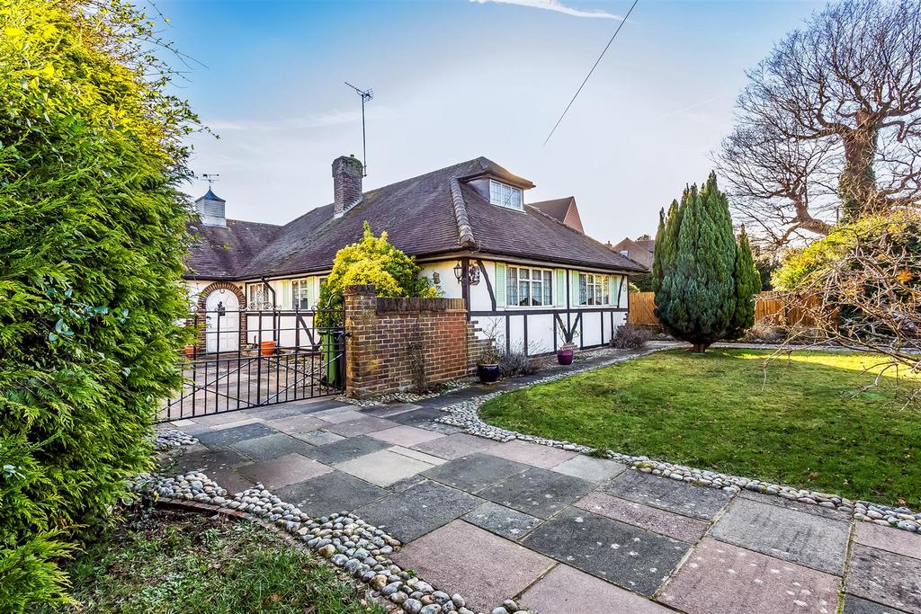 OAK WAY, ASHTEAD, KT21 3 bed detached bungalow for sale - £995,000