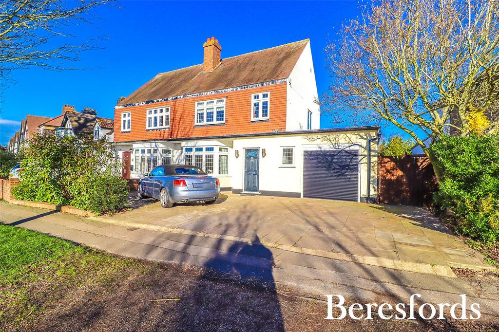 Little Gaynes Lane, Upminster, RM14 3 bed semi-detached house - £580,000