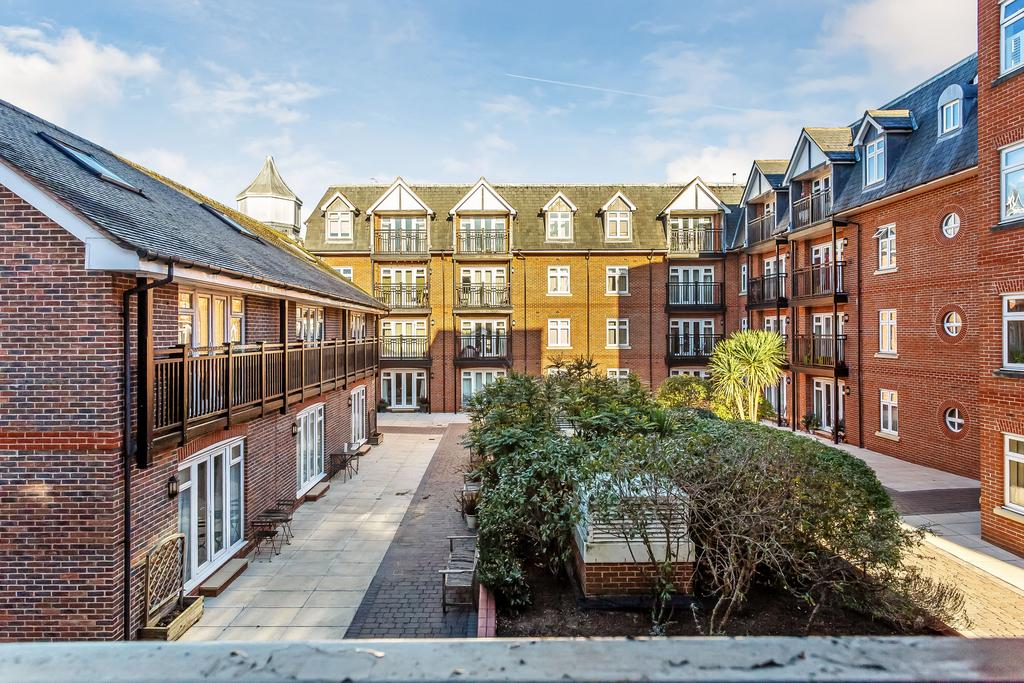 Leret Way, Leatherhead, KT22 2 bed flat - £370,000