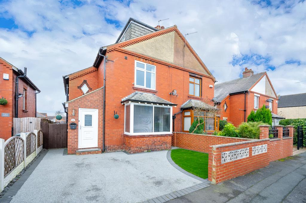 Worrall Street, Leeds, LS27 4 bed semi-detached house for sale - £325,000