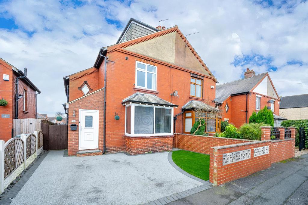 Worrall Street, Leeds, LS27 4 bed semi-detached house - £325,000
