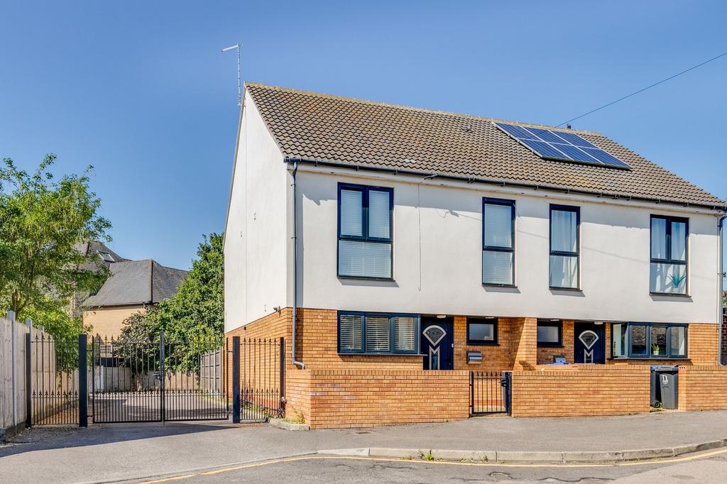 The Close, Ware SG12 4 bed semi-detached house - £600,000