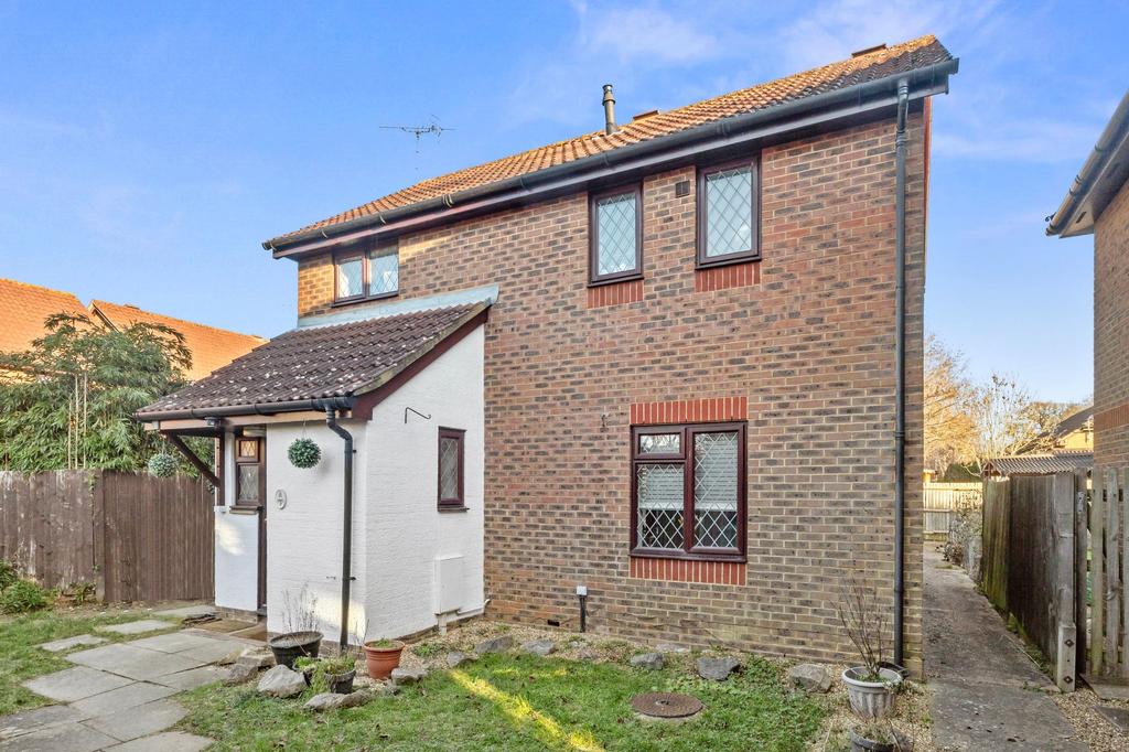 Horley, Horley RH6 3 bed detached house for sale - £400,000