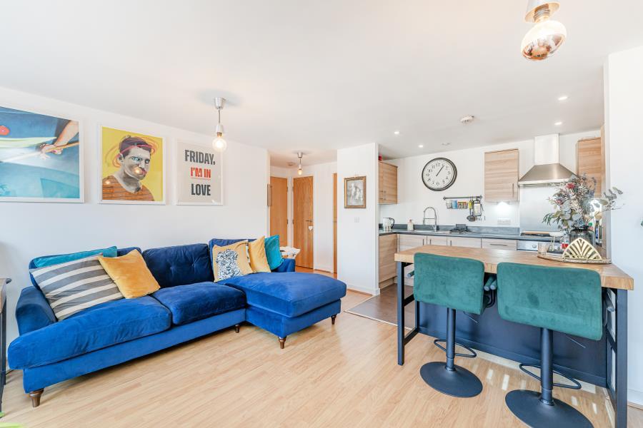 Babik Court, Hackney, E8 2 bed flat - £2,500 pcm (£577 pw)