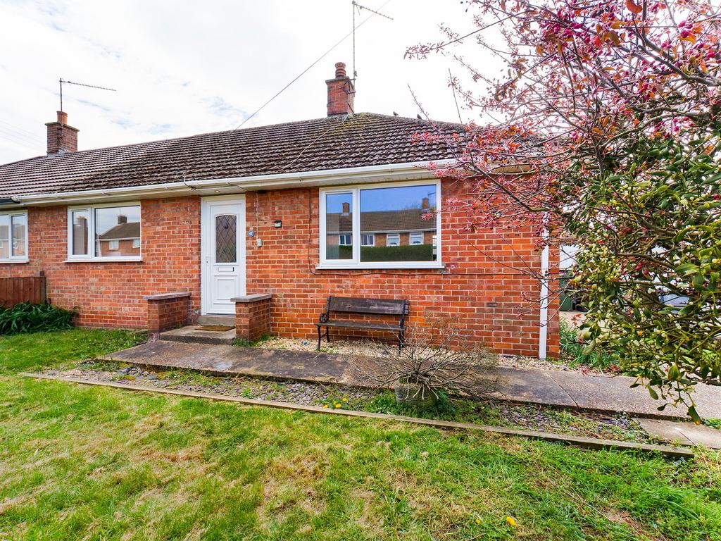 Queens Close, King's Lynn PE33 2 bed semi-detached bungalow - £185,000