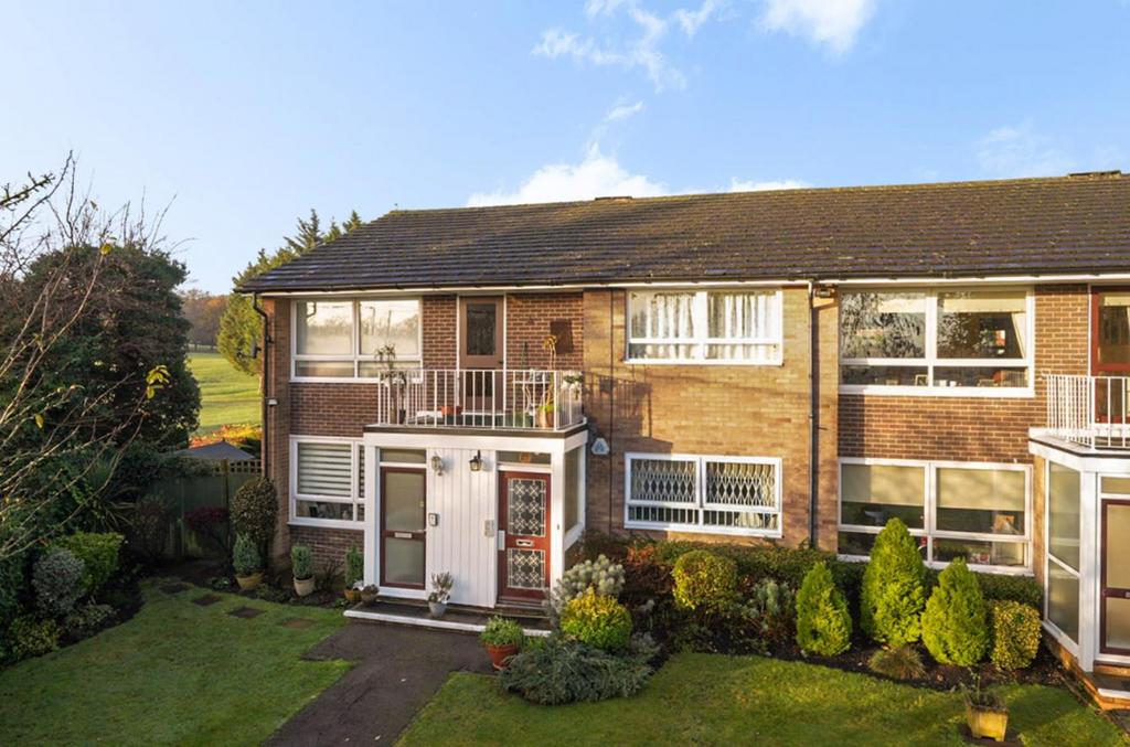Gleneagles, Stanmore HA7 2 bed flat for sale - £595,000