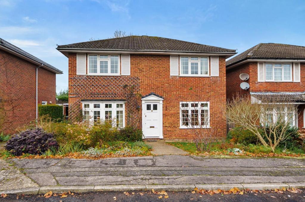Woburn Close, Bushey WD23 4 bed detached house - £795,000