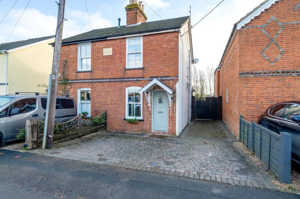 Warfield, Bracknell, RG42 2 bed cottage - £525,000