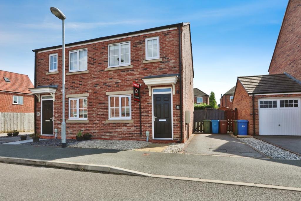 Mulberry Avenue, Beverley, HU17 7SS 2 bed semi-detached house - £195,000