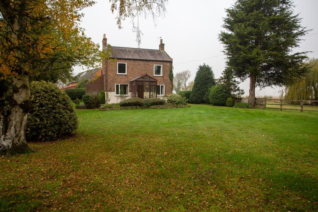 Burn, Nr Selby, YO8 8QX 3 bed detached house - £615,000