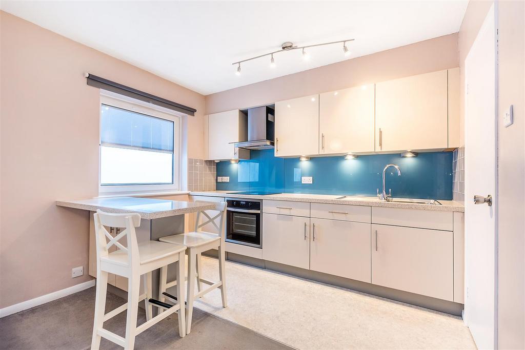 Carrick Court, Thornlaw Road, SE27 Studio - £900 pcm (£208 pw)