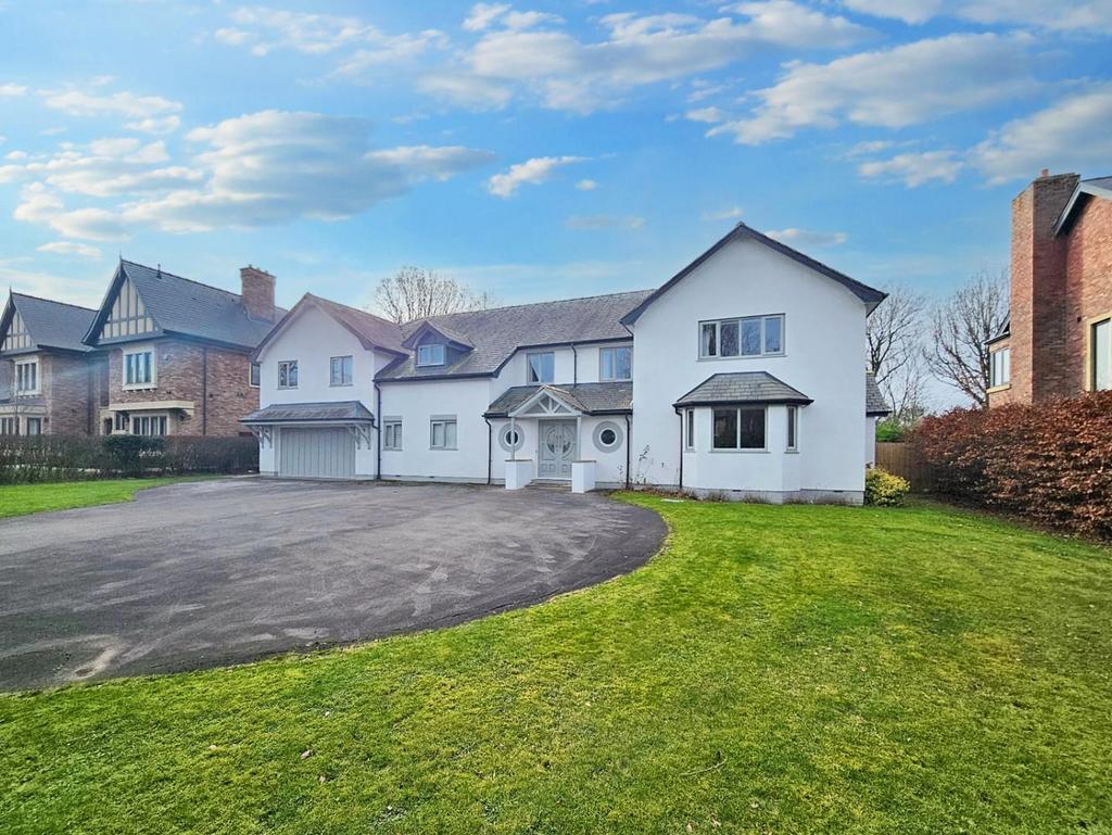 Theobald Road, Bowdon 5 bed detached house - £6,950 pcm (£1,604 pw)