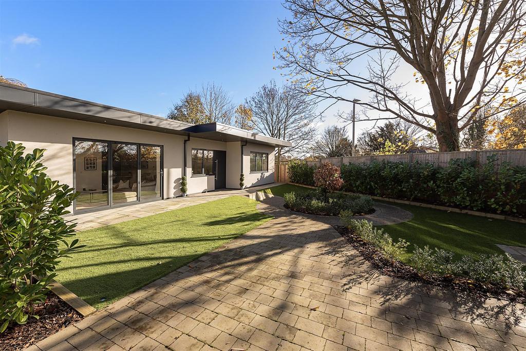 Kindersley Close, Welwyn 3 bed detached bungalow - £800,000