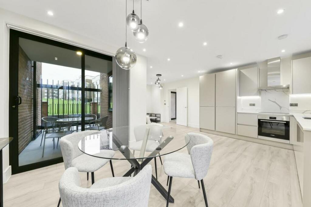 Venus Court, Bell Lane, NW4 2 bed flat - £2,500 pcm (£577 pw)