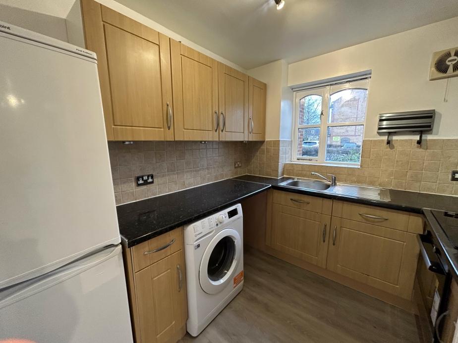 Mullards Close, Hackbridge 2 bed flat - £1,400 pcm (£323 pw)
