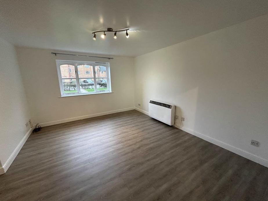 Mullards Close, Hackbridge 2 bed flat - £1,400 pcm (£323 pw)