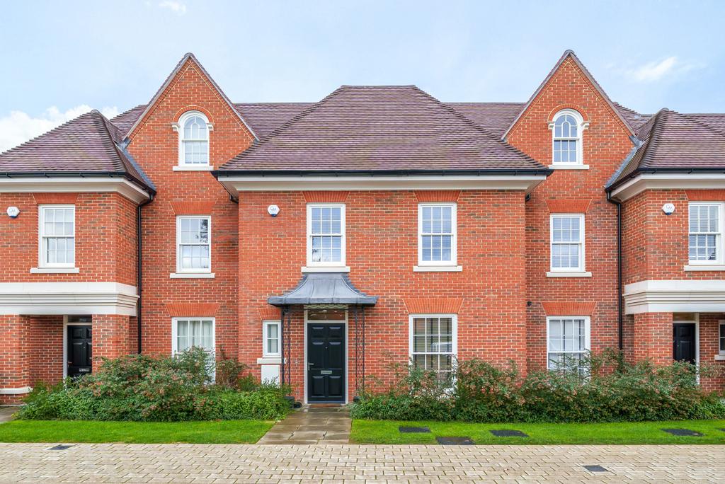 Broadoaks Park Road, West Byfleet... 3 bed terraced house - £3,700 pcm ...