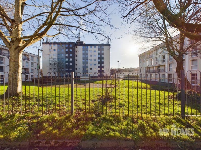 Caerau Court Road, Caerau, Cardiff... 2 bed flat - £110,000