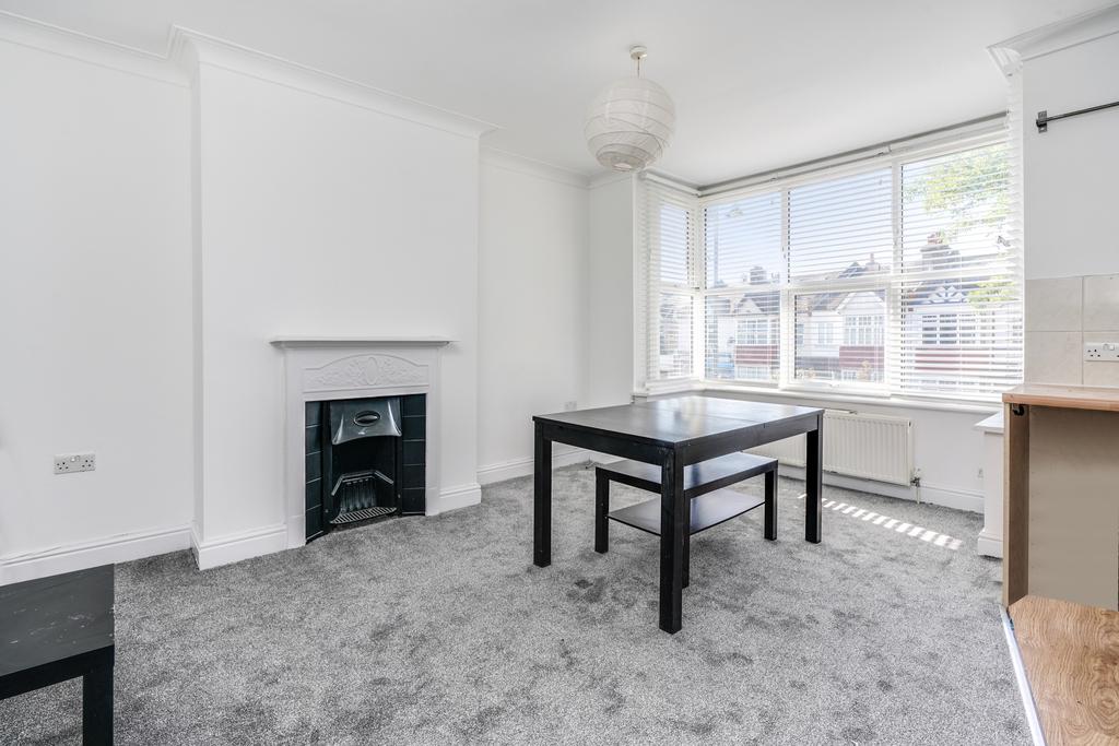 Northfield Avenue, Northfields 3 bed flat - £2,349 pcm (£542 pw)