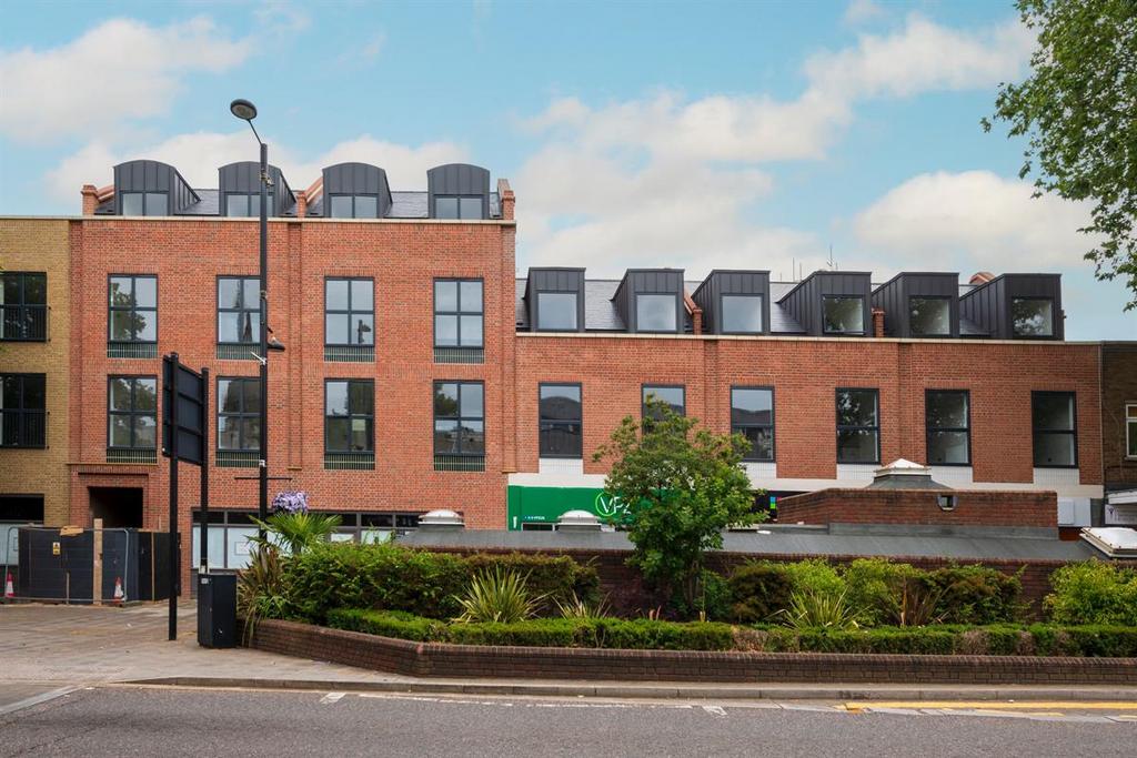 Royal Oak House, High St, Brentwood 2 bed flat - £1,800 pcm (£415 pw)