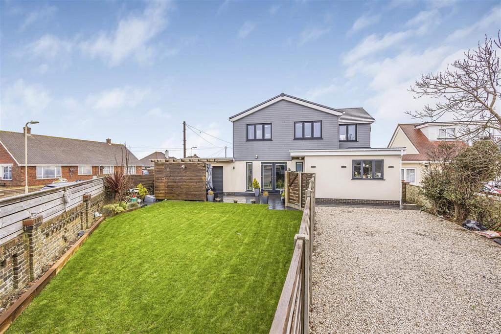 Eastoke Avenue, Hayling Island PO11 4 bed link detached house - £635,000