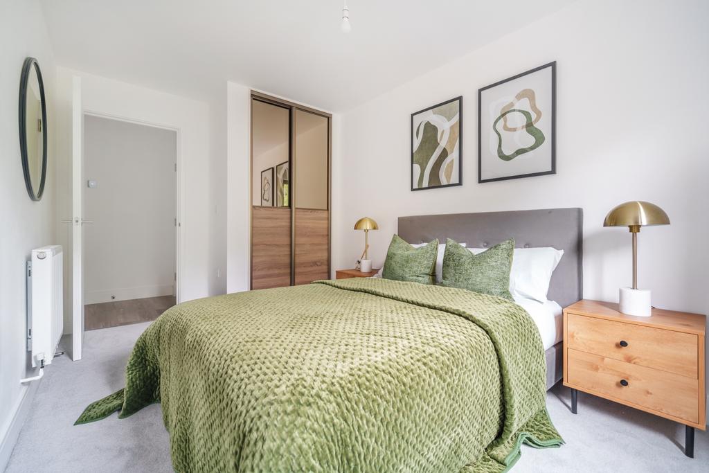 Whiffens Avenue, Chatham ME4 1 bed flat - £1,300 pcm (£300 pw)