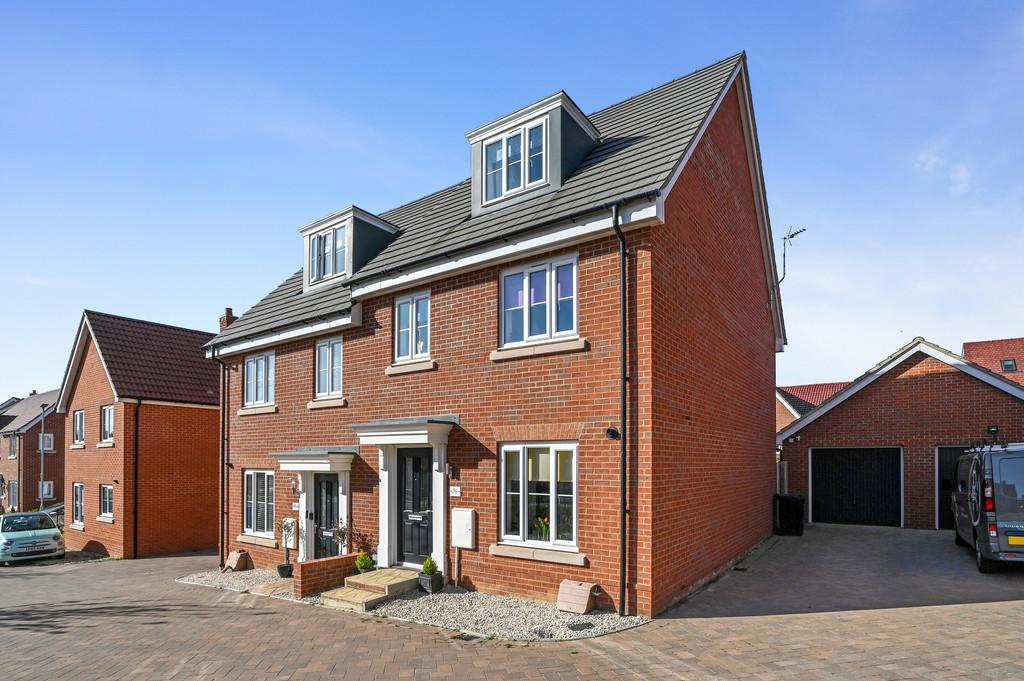Wilbur Close, Bury St. Edmunds IP32 3 bed semi-detached house - £349,995