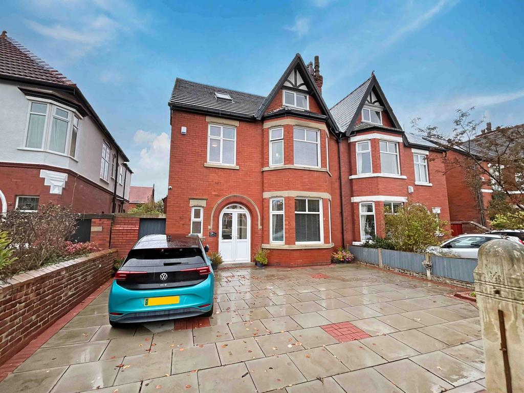 Melling Road, Southport PR9 6 bed semi-detached house - £450,000