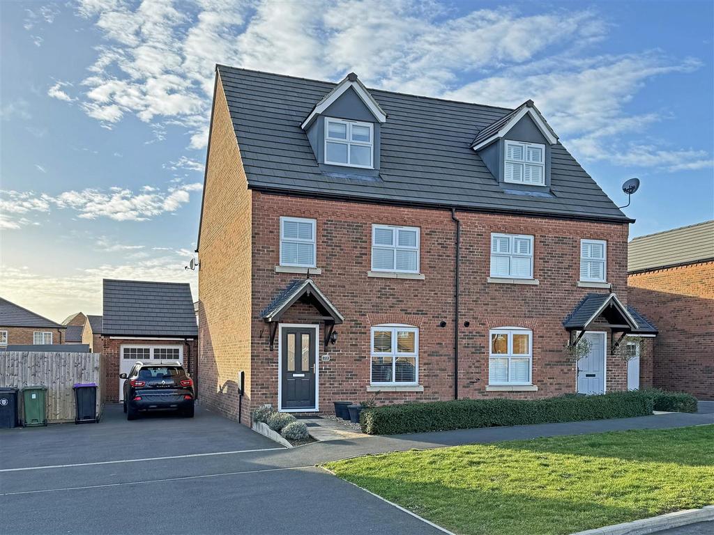 Barrowfield Drive, Stamford 4 bed townhouse - £399,995