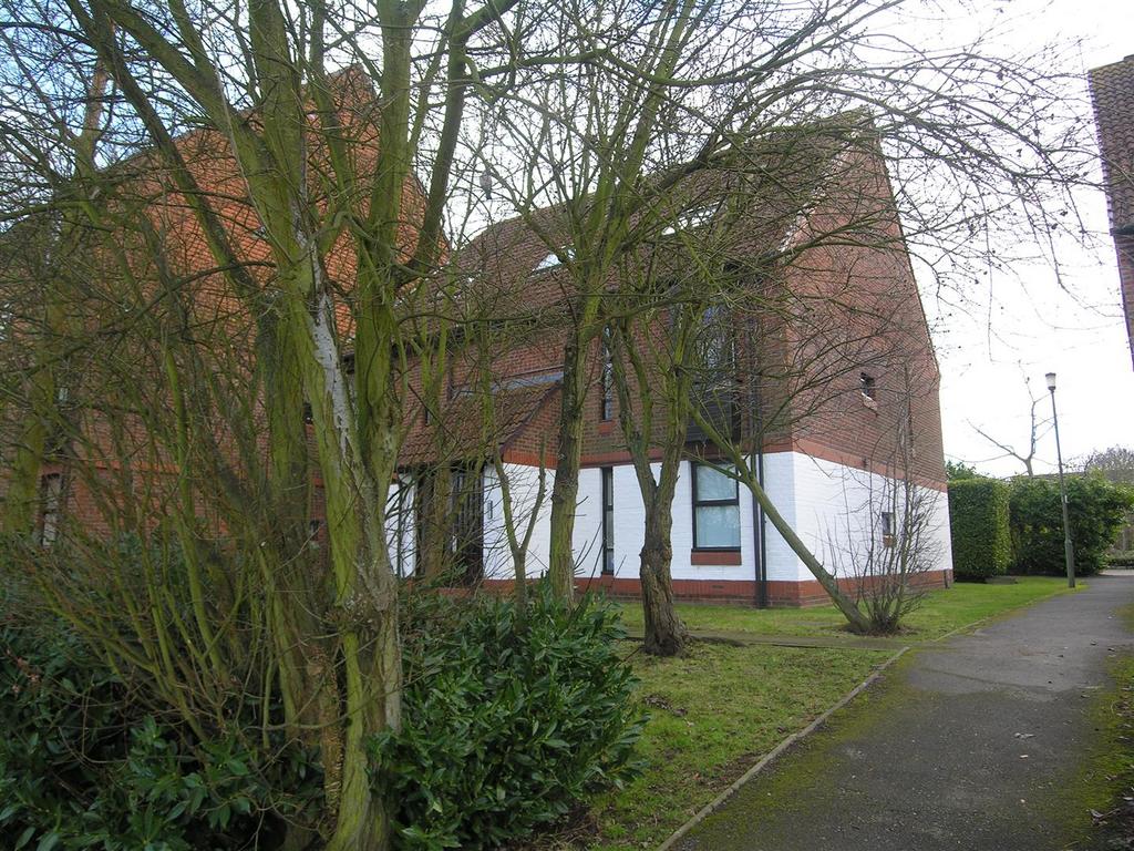 Goldsworth Park Studio for sale - £140,000