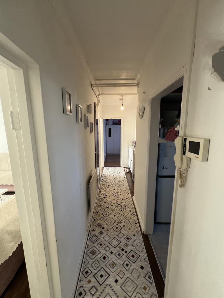 2 Bedroom Flat For Sale Enfield, EN3 2 bed flat for sale - £250,000