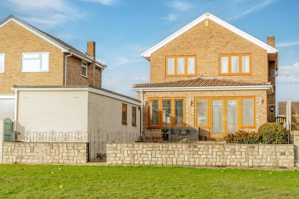 Cumbrian Way, Wakefield 4 bed detached house - £367,500