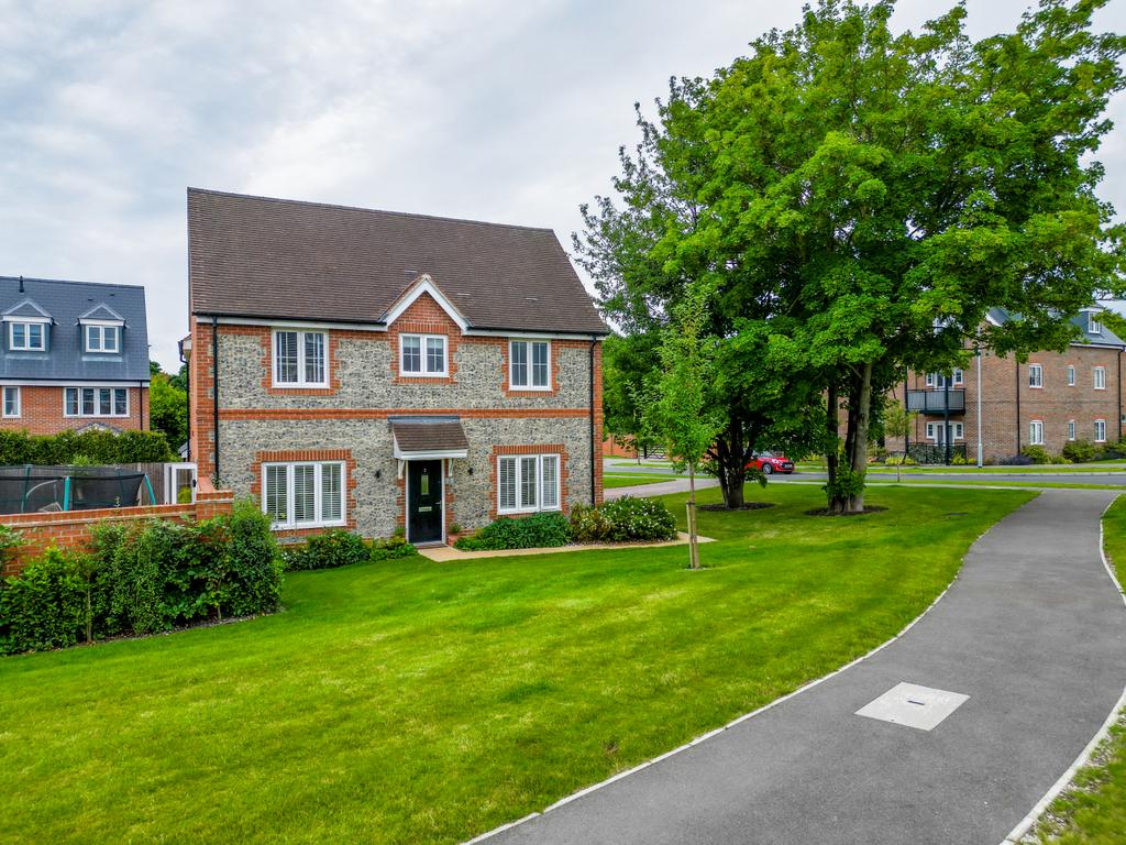 Legion Field Crescent, Tring HP23 4 bed detached house for sale - £725,000