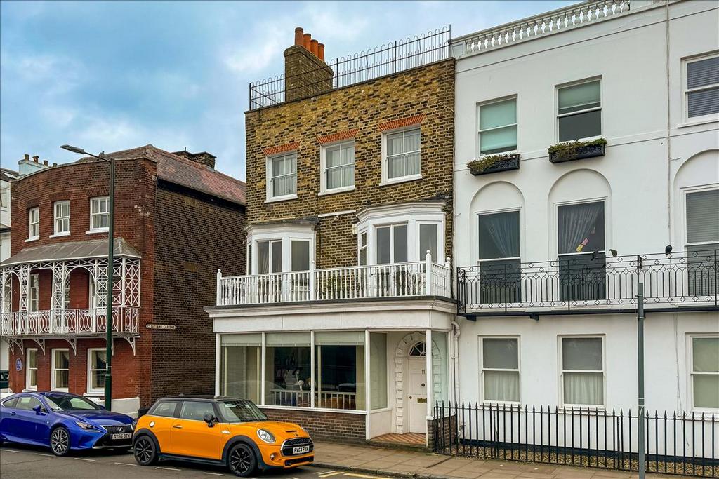 The Terrace, Barnes, SW13 2 bed flat - £700,000