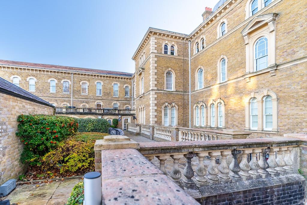 Royal Drive, London N11 1 bed apartment for sale - £297,500
