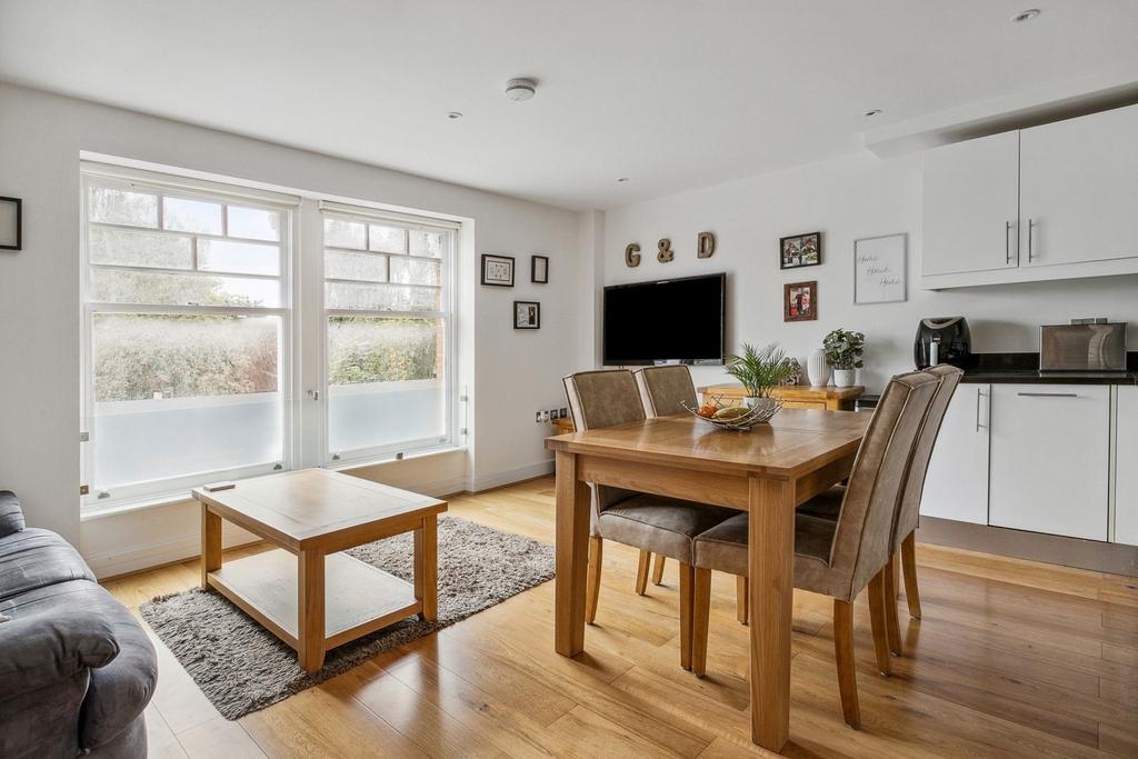 London N11 2 bed apartment for sale - £425,000