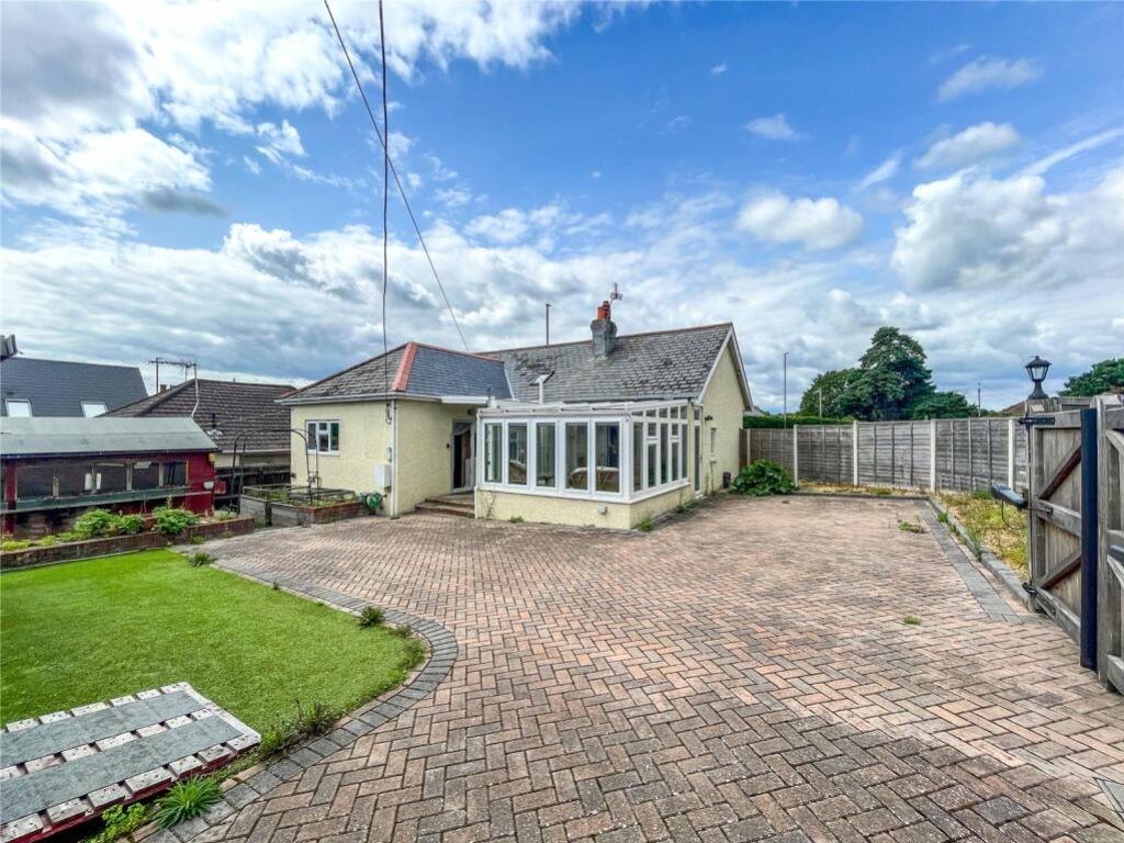 The Grove, Christchurch, BH23 2EZ 2 bed detached bungalow - £1,400 pcm ...