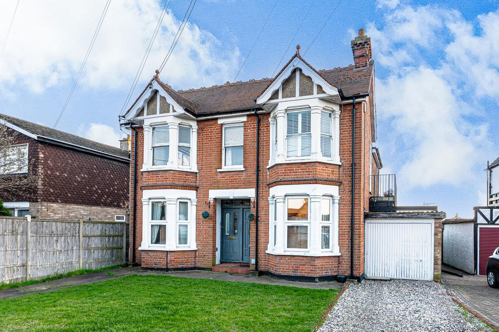 Hart Road, Benfleet, SS7 3 bed flat for sale - £300,000